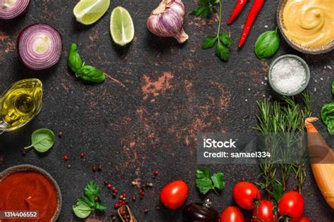 음식 구성을 요리 검은 돌 배경에 신선한 야채 향신료 허브와 소스로 만든 프레임 위쪽 보기 개념에 대한 스톡 사진 및 기타 이미지 Istock