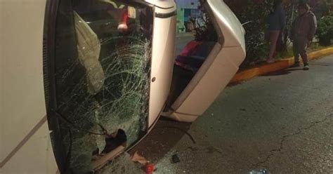 Choque y volcadura en avenida Fleming deja cuantiosos daños