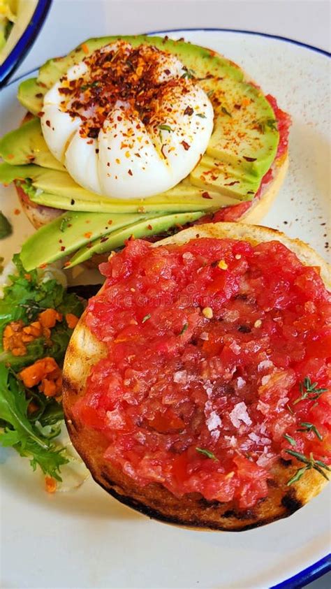 Tostadas Con Tomate Y Huevos Cocidos Con Aguacate Desayuno Saludable