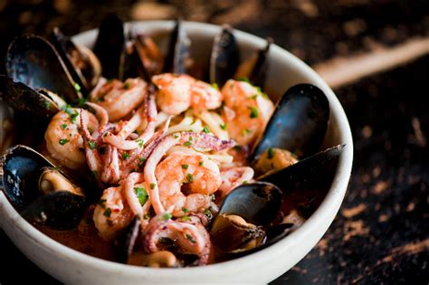 리아 해산물 스튜 점보 새우 조개 홍합 랍스터 꼬리 코브에 옥수수와 야채의 구색과 해산물 국물에 요리 게 발톱과 푹신한 흰 쌀과 함께 제공됩니다 0명에 대한 스톡 사진 및