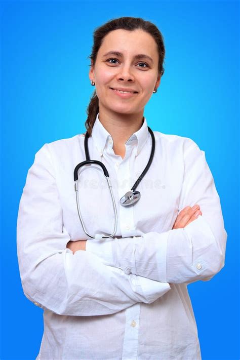 女性普通开业医生画象医疗外套的有听诊器的 库存图片 图片 包括有 妇女 一个 空白 专业人员 白种人 143069239