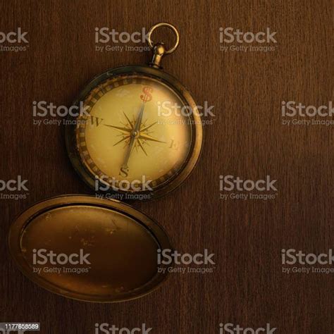 북쪽과 나무 테이블에 골동품 나침반은 상단보기의 달러 기호로 대체 나무 테이블 위에 북쪽 장소에 달러 기호와 오래 된 금속 나침반의 3d 그림 나침반에 대한 스톡 사진 및