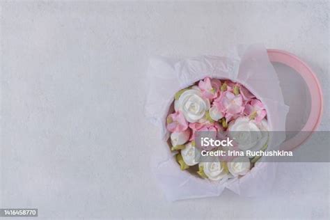 회색 배경에 분홍색 상자에 꽃의 Zephyr 꽃다발 상단보기 복사 공간 건강한 생활방식에 대한 스톡 사진 및 기타 이미지