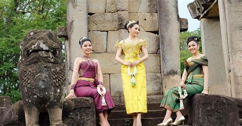 ក្រមុំទាំង៣ បង្អួតសម្រស់ដាក់គ្នា ក្នុងសម្លៀកបំពាក់ប្រពៃណីខ្មែរ ពិតជាស្អាតណាស់ Khmerload