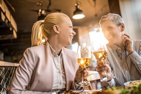 두 명의 쾌활한 비즈니스 동료가 함께 점심을 먹고 레스토랑에서 와인과 함께 토스트합니다 2명에 대한 스톡 사진 및 기타 이미지 2명 35 39세 경영자 Istock