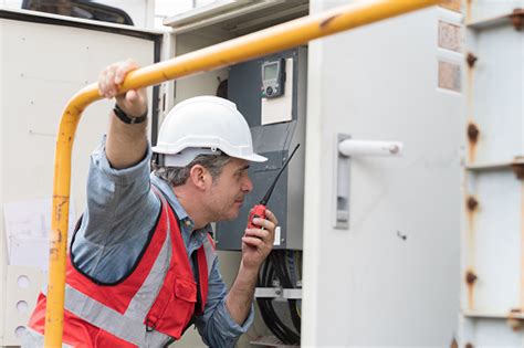 크레인 건설 현장의 남성 전기 기술자 점검 수리 유지 보수 작업 전기 시스템 40 44세에 대한 스톡 사진 및 기타 이미지 40 44세 건설 산업 건설 현장 Istock