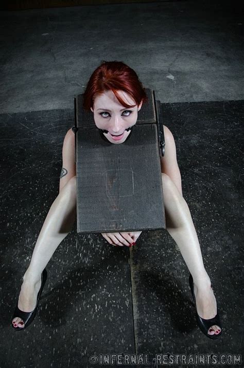 Violet Monroe Rousse Perverse Est Attachée Entre Des Barres Et Une Expo