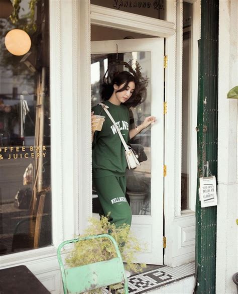 แฟชั่นกางเกงวอร์ม 20 ไอเดียแมตช์กางเกงวอร์ม เท่ก็ได้ แซ่บก็โดน