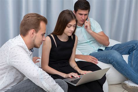 교육을 받은 광고주 두 명의 남자와 여자가 광고를 개발하고 배치하고 마케팅 조사를 수행합니다 고용과 노동에 대한 스톡 사진 및 기타 이미지 Istock