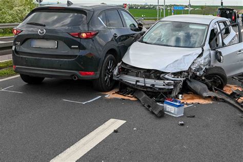 Unfall mit mehreren Autos auf B in Sachsen Nissan Fahrer gerät bei Großkugel in Gegenverkehr