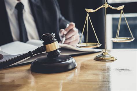남성 변호사 또는 판사는 법정에서 테이블에 계약 서류 법률 서적 및 나무 망치로 작업 법률 회사 법률 및 법률 서비스 개념의