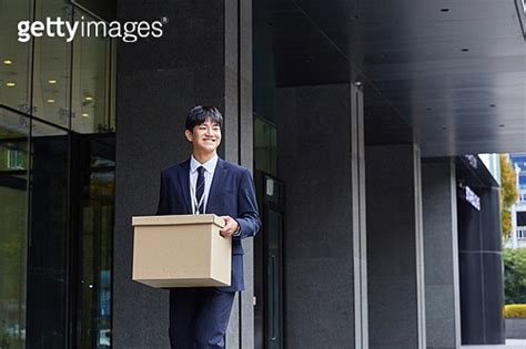 실업 고용문제 비즈니스 채용 고용문제 이직 상자 용기 미소 걷기 물리적활동 이미지 Jv12646668 게티이미지뱅크