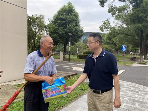 炎炎夏日送清凉 浓浓关爱鼓干劲——陈金友副院长一行看望慰问高温下校园保障一线员工 之江学院 后勤服务中心