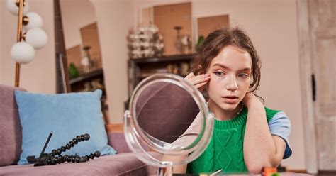 나는 화려하다 주말 동안 집에서 거울을 보고 만족하는 십대의 초상화 모습 스톡 사진 사진 Unsplash의 거울 이미지