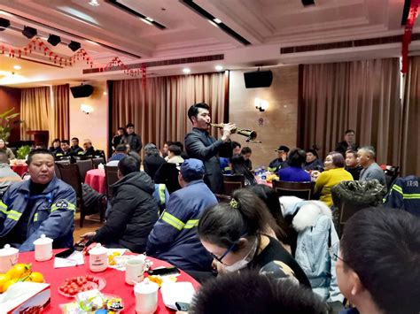 新春走基层：致敬春节坚守的城市“美容师” 上海红色文艺轻骑兵送祝福