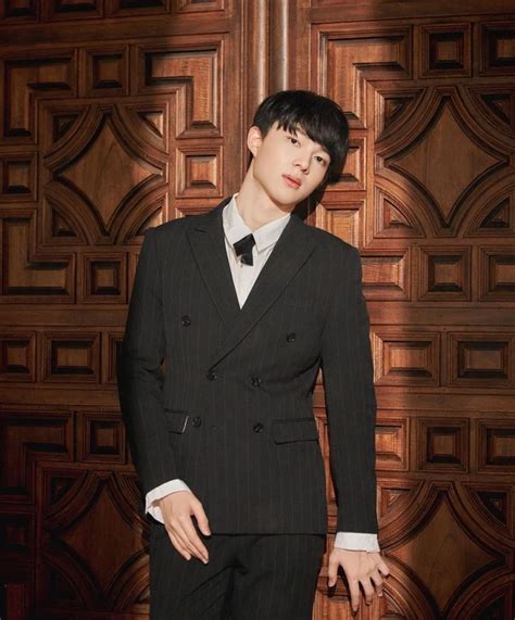 นุนิว ชวรินทร์ นักแสดงหนุ่มเสียงเพราะเจ้าของหน้ากากกิเลน