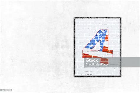 희미한 효과 그런지 미국 국기는 흰색으로 칠해진 얼룩진 시멘트 벽에 숫자 4에 검은색 윤곽선이 있는 우표나 낙서로 그려져 텍스트를 위한 복사 공간을 남깁니다 독립기념일에