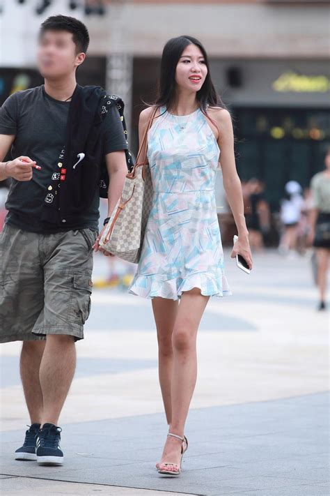 街拍 身材高挑的时尚辣妈穿上充满少女心的小短裙真是清新又美丽 身材 时尚 短裙 新浪新闻