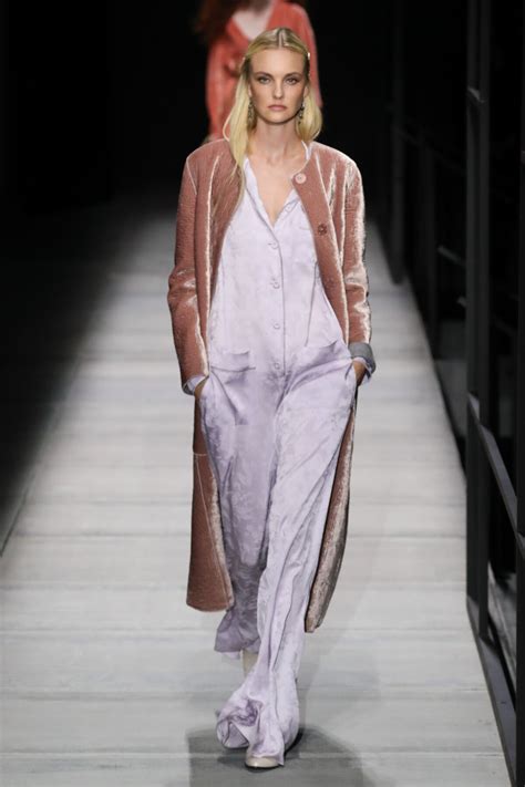 Foto Uma das cores do verão 2018 Lavanda é fácil de combinar e fica bom em quase todos os