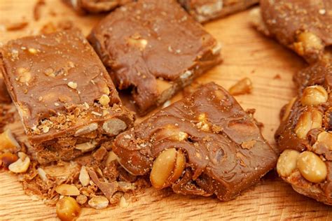 Pé de moleque caseiro fácil de fazer uma receita para lembrar do sabor