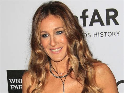 Sarah Jessica Parker zaliczyła modową wpadkę Wszyscy patrzyli TYLKO na jej nogi FOTO
