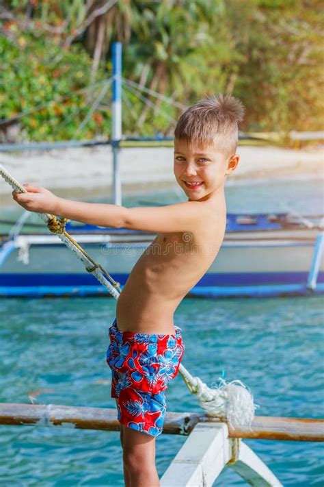 Junge Der Am Strand Spielt Stockbild Bild Von Aktivität Leute