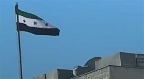 رفع العلم السوري الجديد على مبنى السفارة السورية بعمان