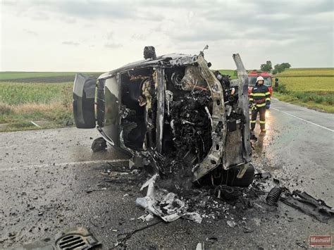 Maşină în flăcări după un accident violent Pasagerii au ieşit la timp
