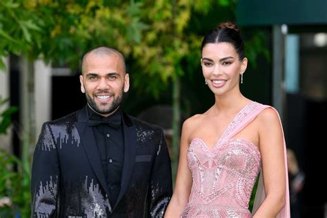 Ex esposa de Daniel Alves publica carta que sinaliza término