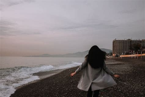 Черное море и девушка бегущая к нему Фотосессия