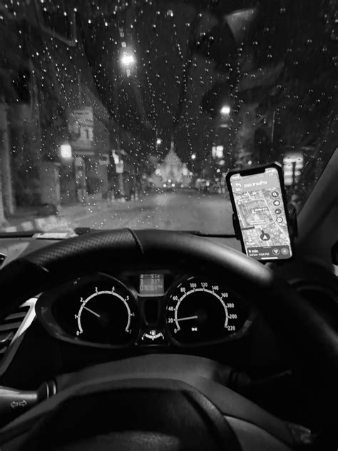 The Runaway “အမေဘာတွေဖွင့်ထားမှန်းမသိဘူး” ကျနော်အိမ်ပြန်ရောက်တိုင်း ဒီအတိုင်းနားထောင်သူမဲ့ ဖ