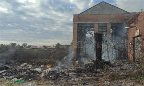 Scalea Incendio Distrugge Edificio Abbandonato Non Si Registrano Feriti