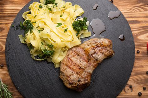 중간 희귀 육즙이 많은 쇠고기 스테이크 구운 송아지 안심 컨셉 레스토랑 메뉴 고추 감자 호박을 곁들인 송아지 고급 요리에 대한 스톡 사진 및 기타 이미지 Istock