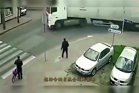 大爷骑车头也不回，货车直接从他脸上压过，监控回放其生前作死一幕货车大爷监控