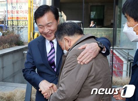 지지자 위로하는 손학규 네이트 뉴스