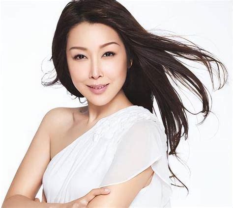 51岁孙悦曝近照！眉毛稀疏嘴巴干瘪显沧桑，嫁帅气富豪生霸总儿子吴文棋飞舟状态