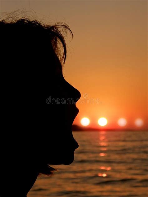 La Muchacha Que Sopla Un Sol Burbujea Foto De Archivo Imagen De Activo Adolescente 20977976