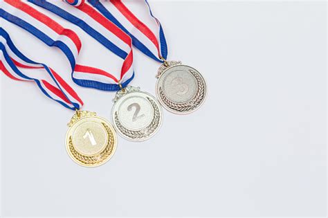 금메달 은메달 동메달은 흰색 배경에서 1위 2위 3위를 차지했습니다 올림픽 게임과 스포츠 개념 메달에 대한 스톡 사진 및 기타 이미지 Istock