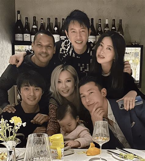 朱珠为丈夫庆祝38岁生日，王昀佳抱着女儿许愿，拍全家福温情满满照片镜头珠宝