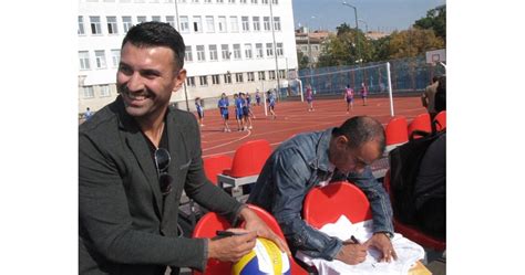 Футболни легенди на Бургас раздаваха автографи на ученици