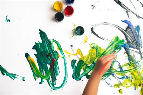 흰색 종이 시트에 수채화와 함께 그림 어린 소년의 손 브러쉬와 페인트를 가진 어린 소년 학교 개념으로 돌아갑니다 카피스페이스 개념에 대한 스톡 사진 및 기타 이미지 Istock