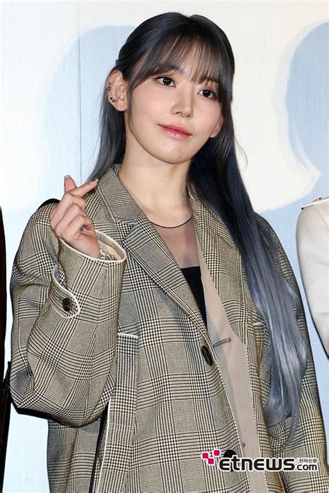 포토 르세라핌 사쿠라 신비로운 그레이 헤어 전자신문