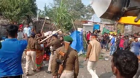 Bihar News People Beat Up Police Who Arrived With Bulldozers To Remove