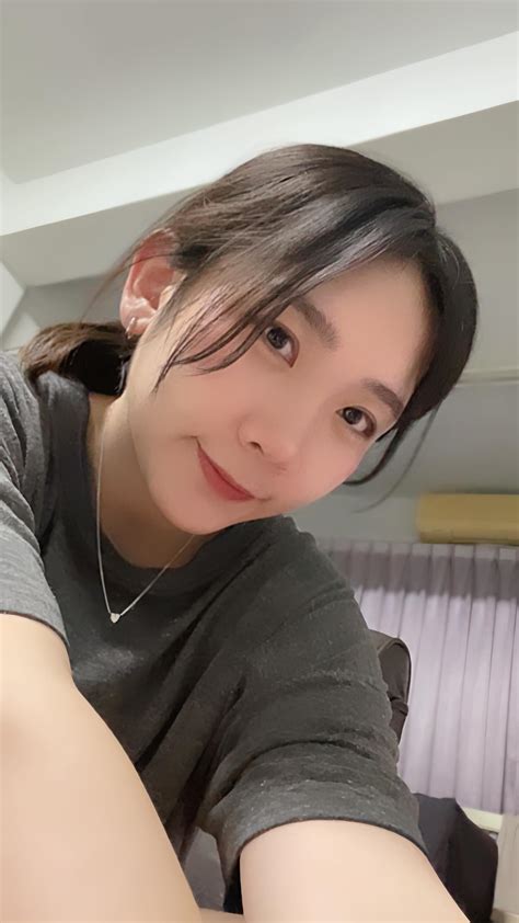 睡不好太累 每次必發燒🥲 吞顆退燒藥 繼續努力上班 護理師 只要活著就沒事 車禍 生病 一樣給我去上班 不然就是 你不來上班誰照顧病人