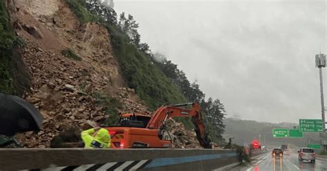 용인 수도권제2순환고속도로에 토사 쏟아져 차량 통제