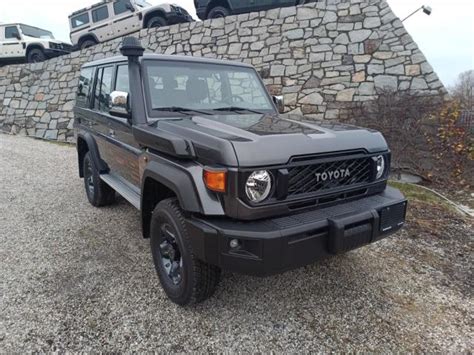 Toyota Land Cruiser V MT VX Limited GRJ M