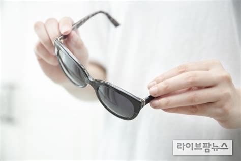 강한 자외선으로부터 눈 보호하는 선글라스 제대로 알고 써야