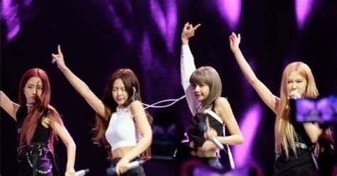 블랙핑크 제니 놀란 표정도 귀여운 젠득이 이거 보고 웃어요