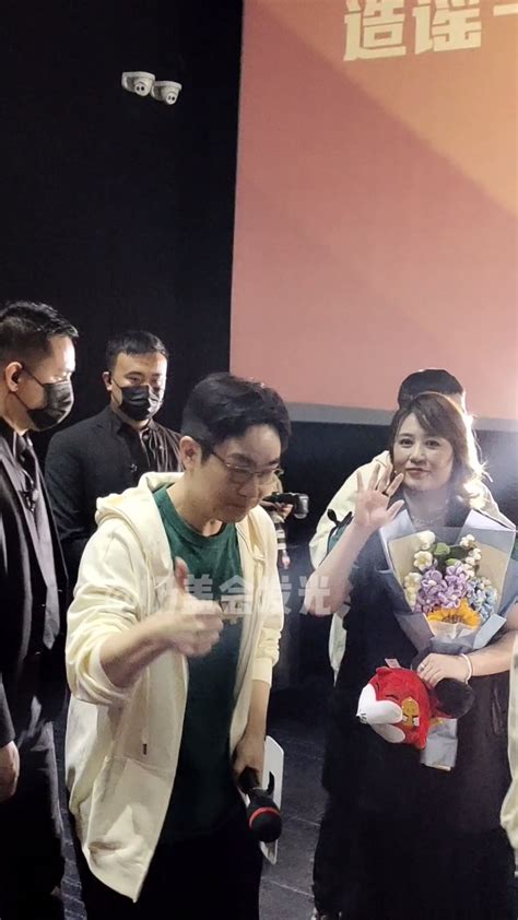 我说我在娱乐圈打工，网友就说我每天在陪大哥聊天。从《保你平安》首映礼回来，想聊聊一些关于网暴的事情，也想起之前看到的关于虞书欣的评论谢谢