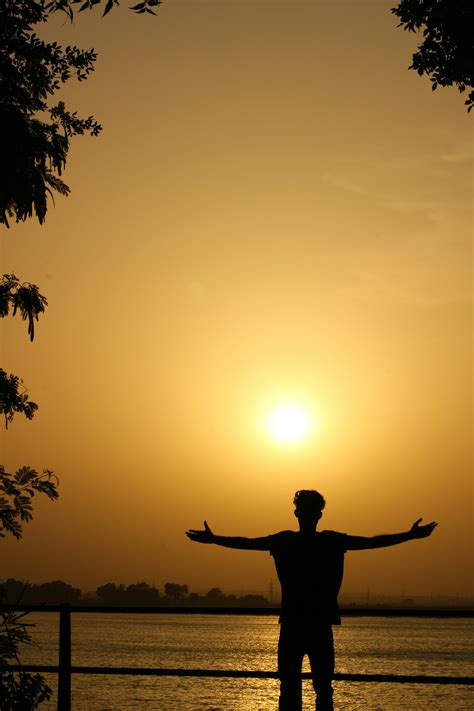 팔을 벌리고 있는 남자 사진 Unsplash의 무료 사람의 이미지